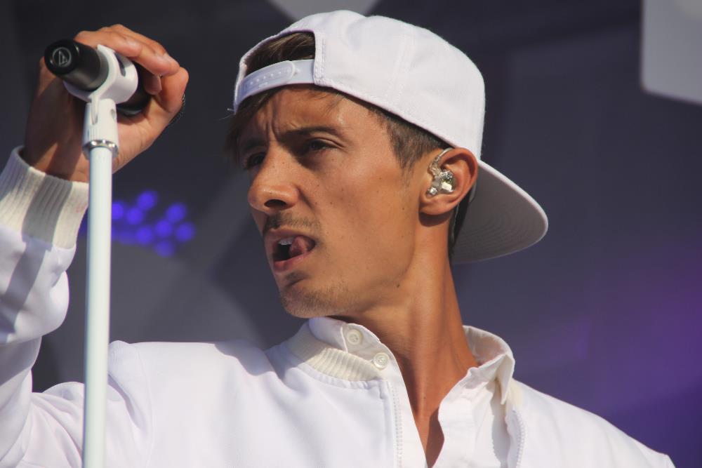 Daniel Adams-Ray är tillbaka med ny låt